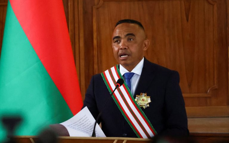 MADAGASCAR: LE COLONEL RANDRIANIRINA INVESTI PRESIDENT